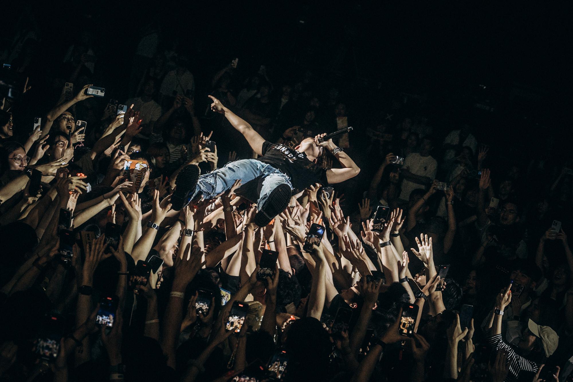 ToNick九展開騷Ryan回港合體 樂迷「傳送」恆仔環繞台邊一圈 | am730